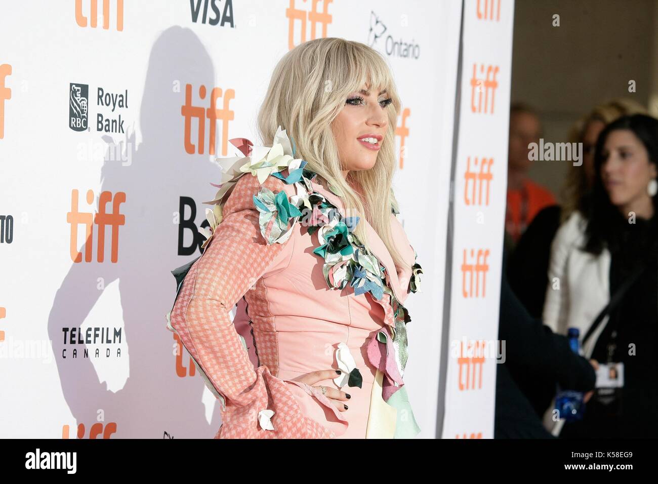 Five foot two premiere hi-res stock photography and images - Alamy