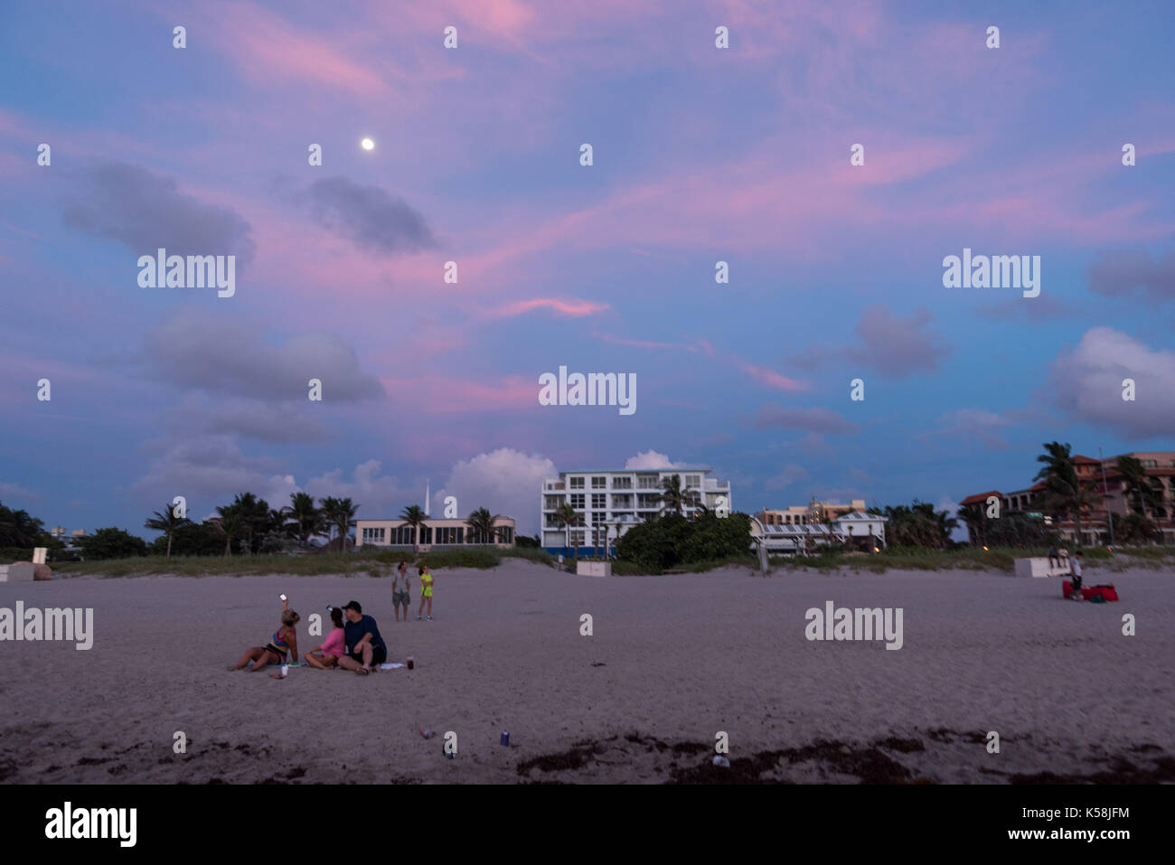 Delray Beach, Florida, USA. 8th Sep, 2017. People sit and enjoy the ...