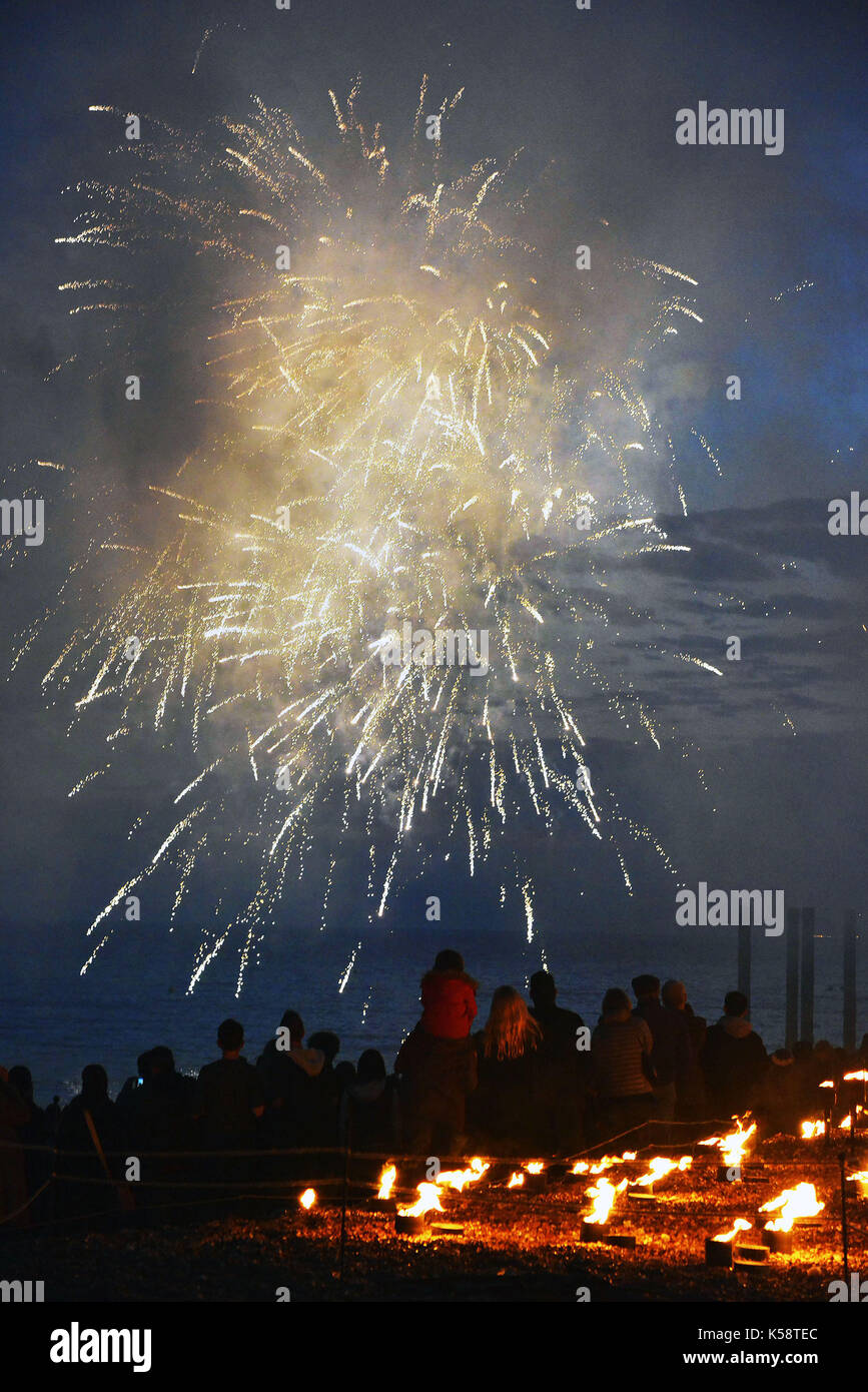 Fireworks crowd beach hi-res stock photography and images - Alamy