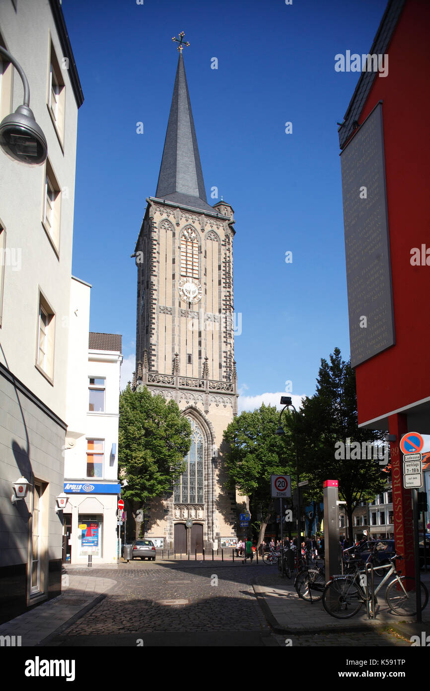 Kirchen uhr hi-res stock photography and images - Alamy