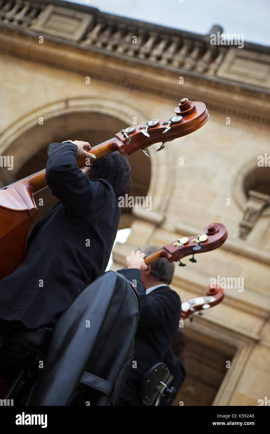 Cellists hi-res stock photography and images - Alamy