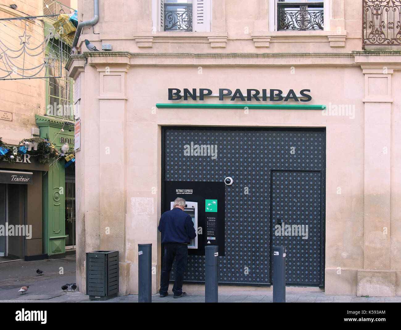 Male withdrawing cash at atm hi-res stock photography and images - Alamy