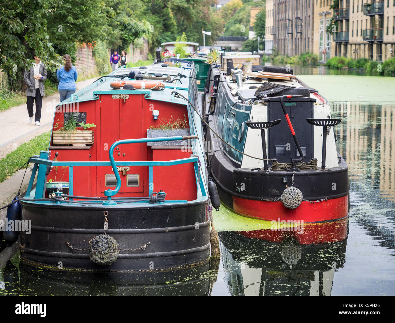 Canal barges on the regents canal hi-res stock photography and images ...