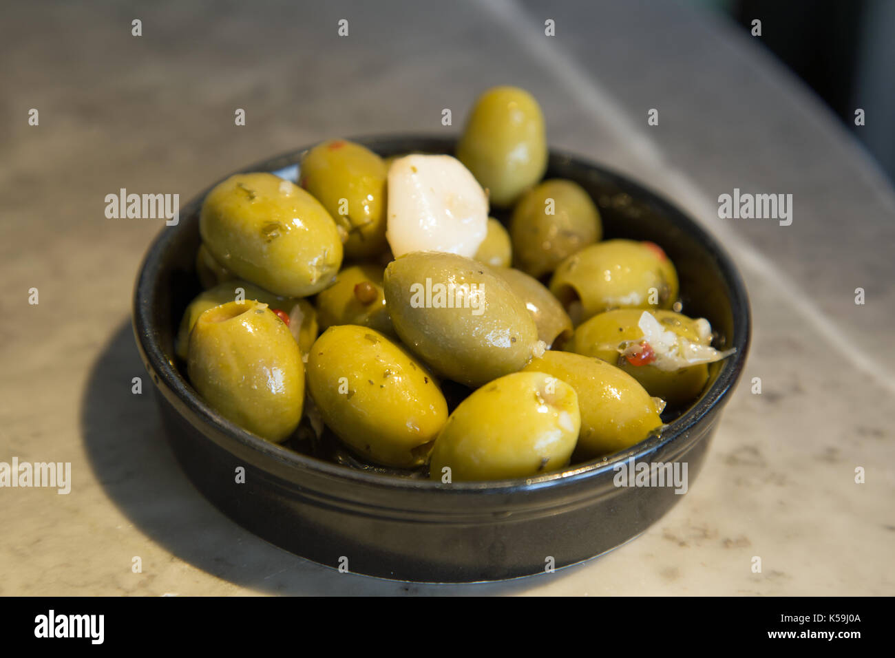 Tray of olives and garlic Stock Photo - Alamy