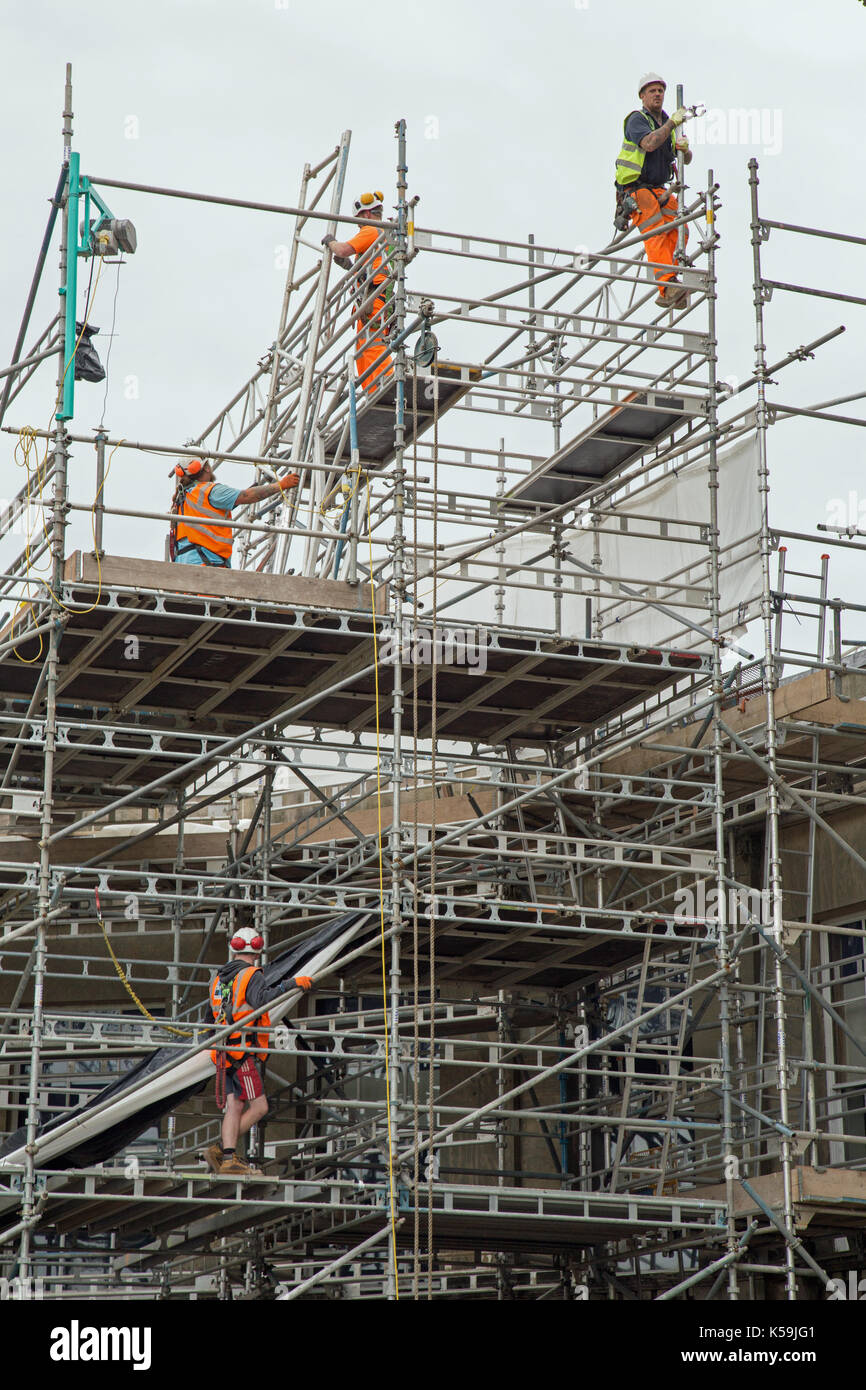 Climbing scaffold hi-res stock photography and images - Alamy