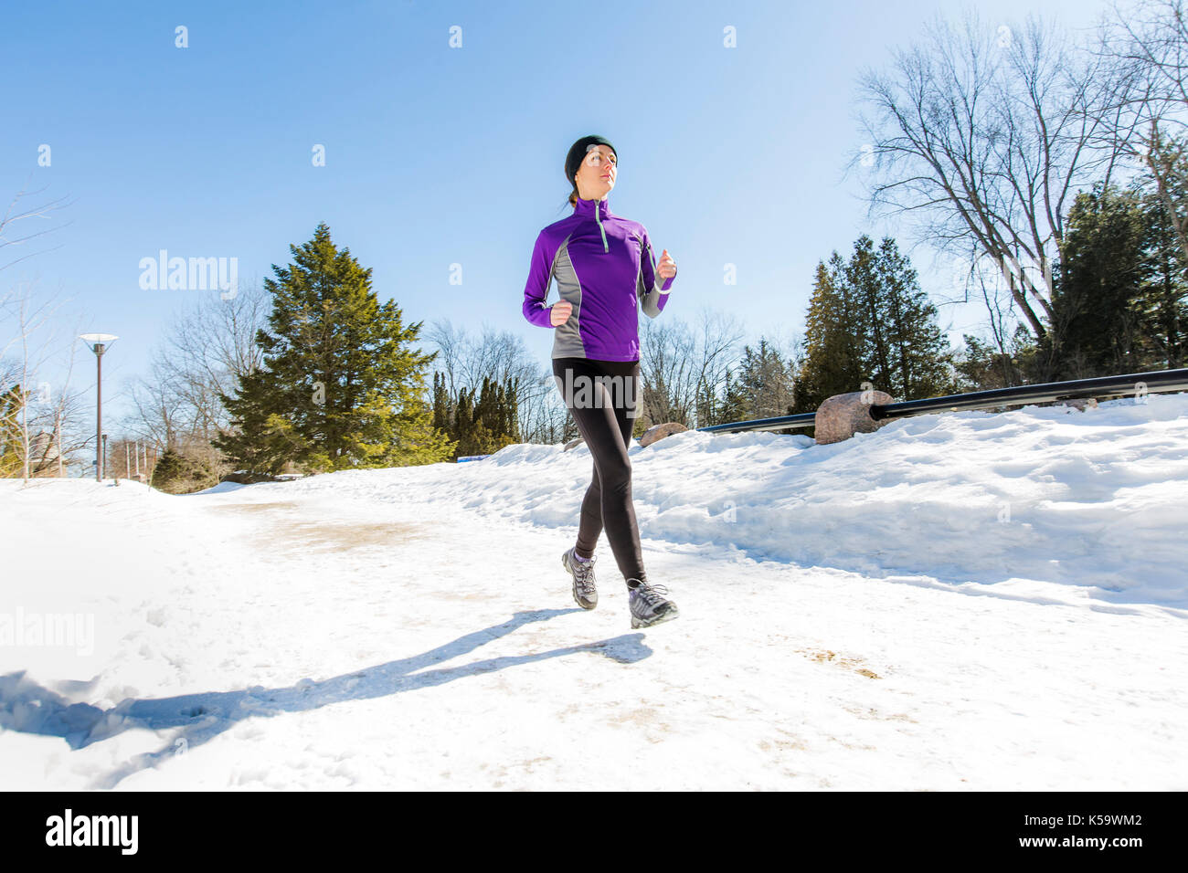 Woman run winter exercise hi-res stock photography and images - Alamy
