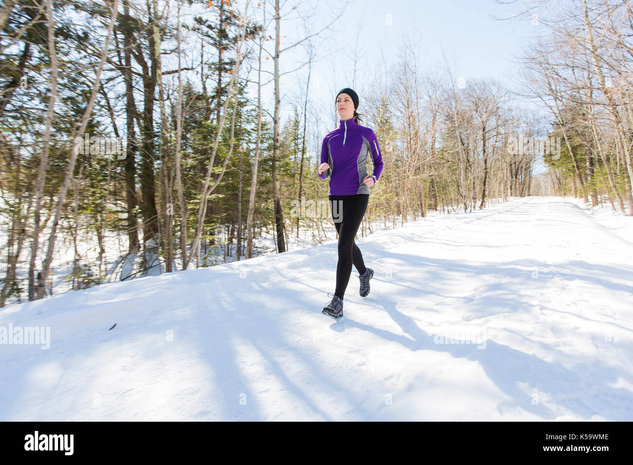 Woman run winter exercise hi-res stock photography and images - Alamy
