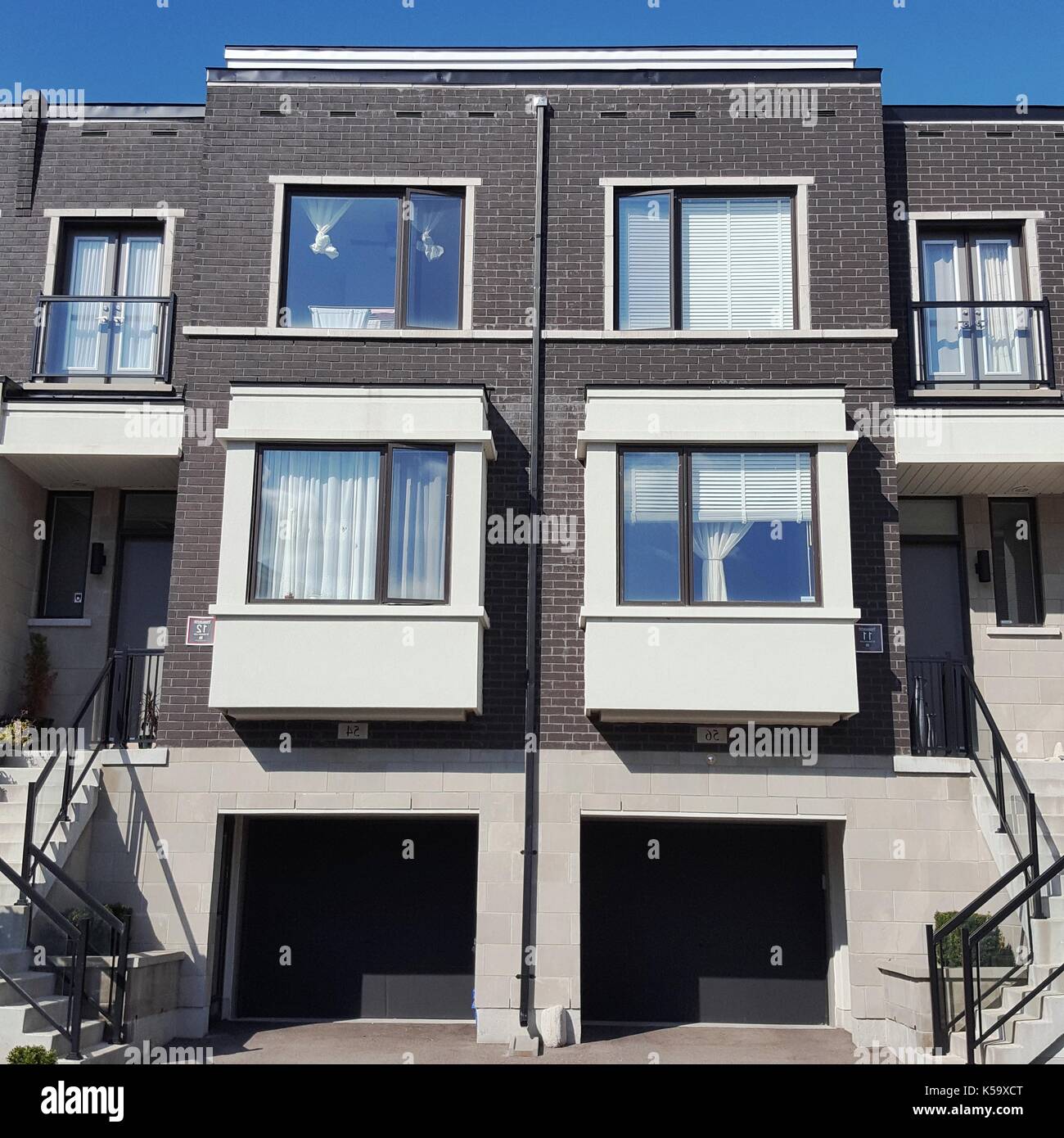 Suburban townhouses hi-res stock photography and images - Alamy