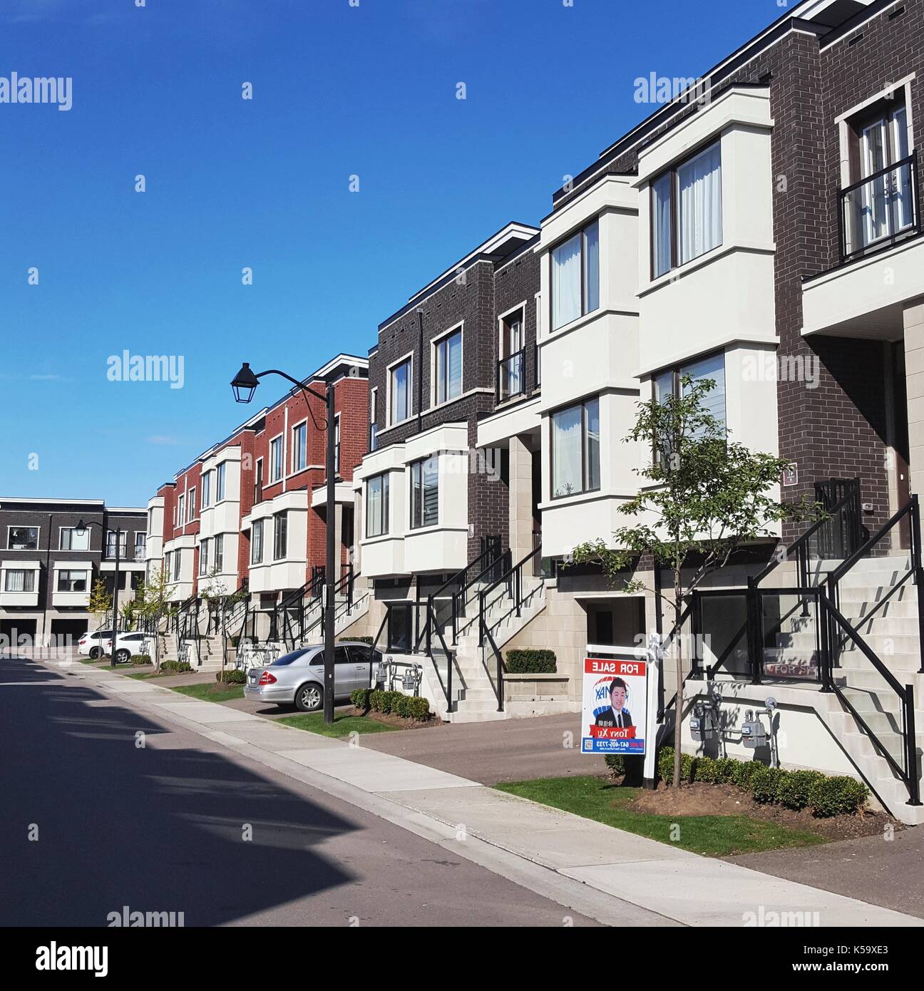 Suburban townhouses hi-res stock photography and images - Alamy