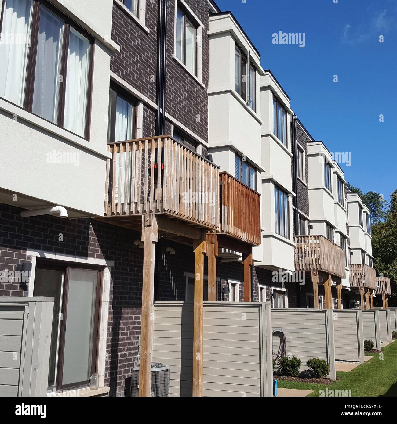 Suburban townhouses hi-res stock photography and images - Alamy