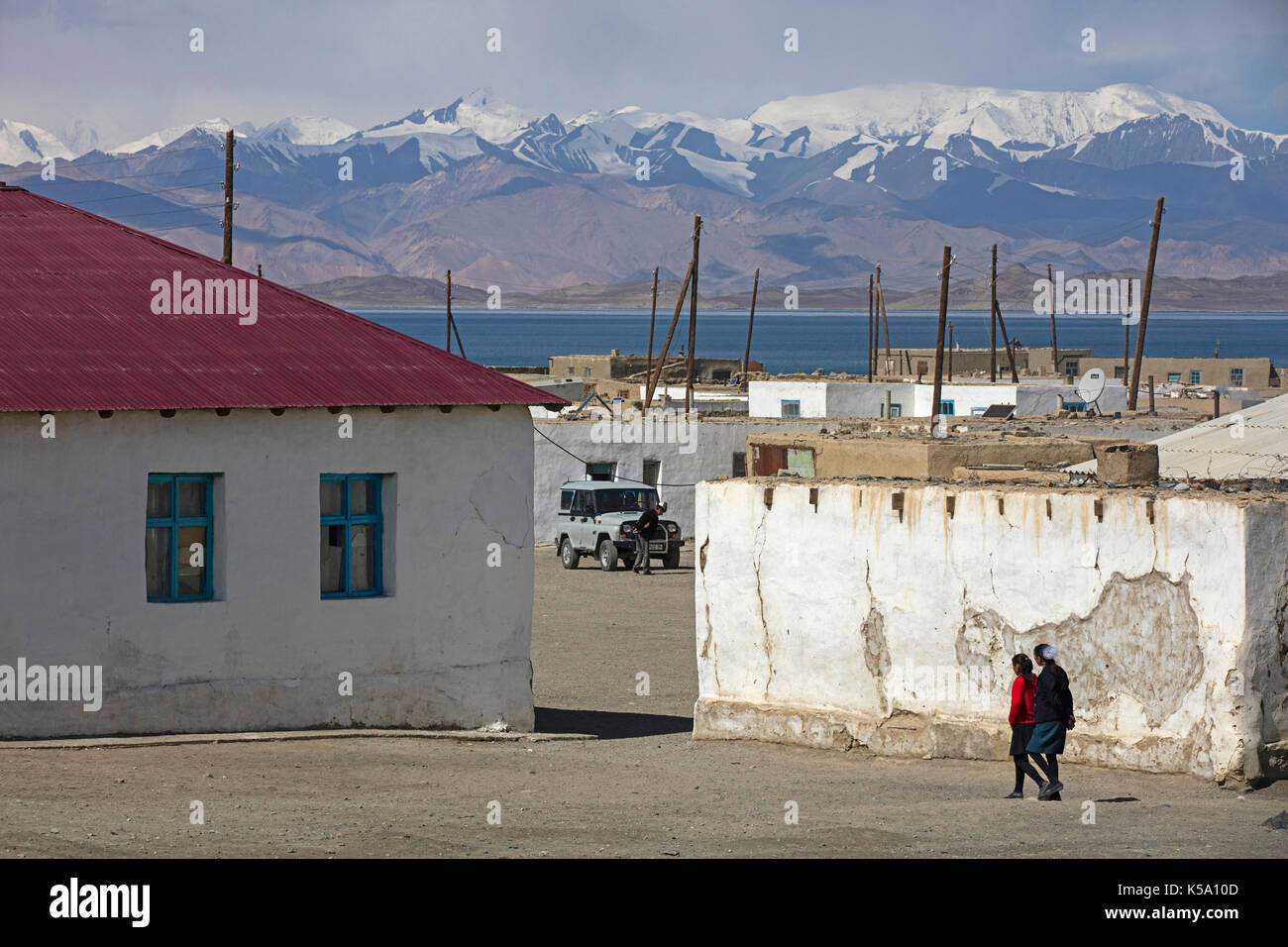The little village Karakul along Karakul / Qarokul lake in the Pamir ...