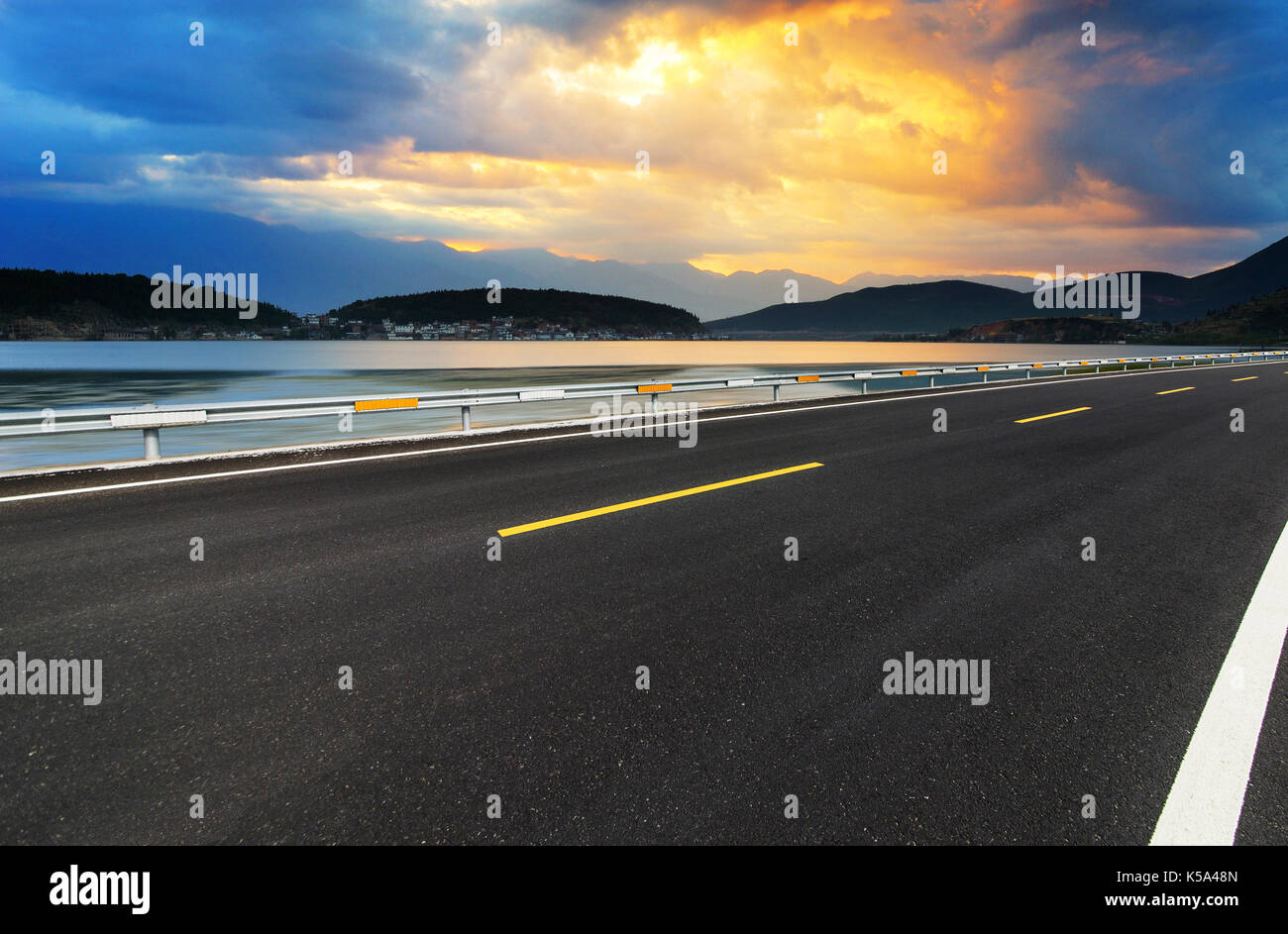 Road beside lake hi-res stock photography and images - Alamy