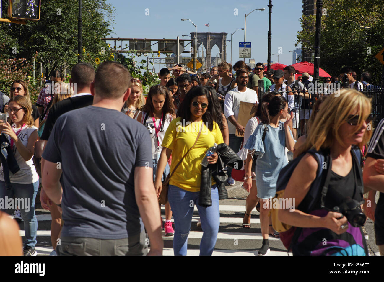 Crowded sidewalk hi-res stock photography and images - Alamy