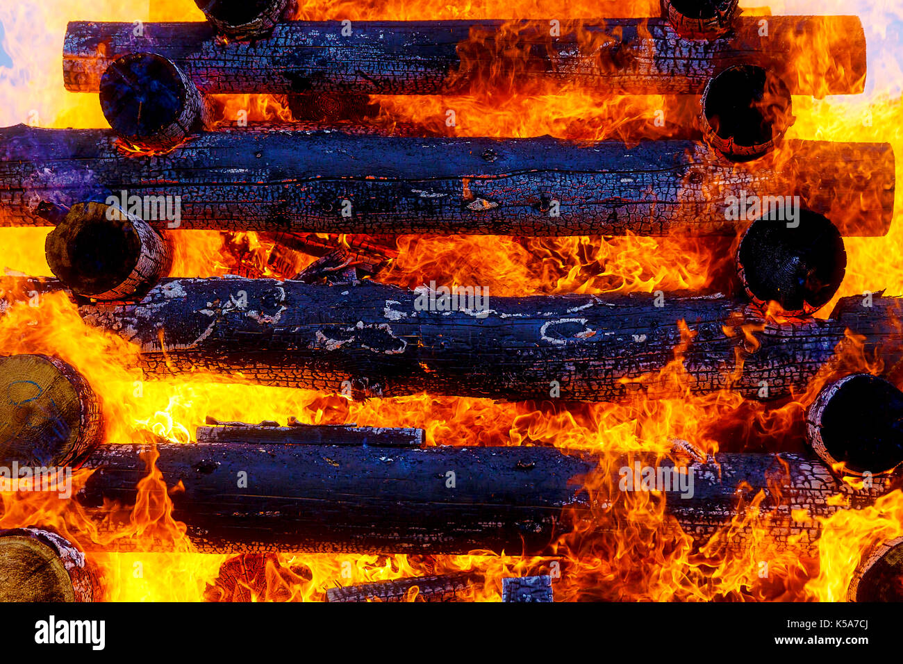 beautiful structure of burning logs and flames of great bonfire Stock ...