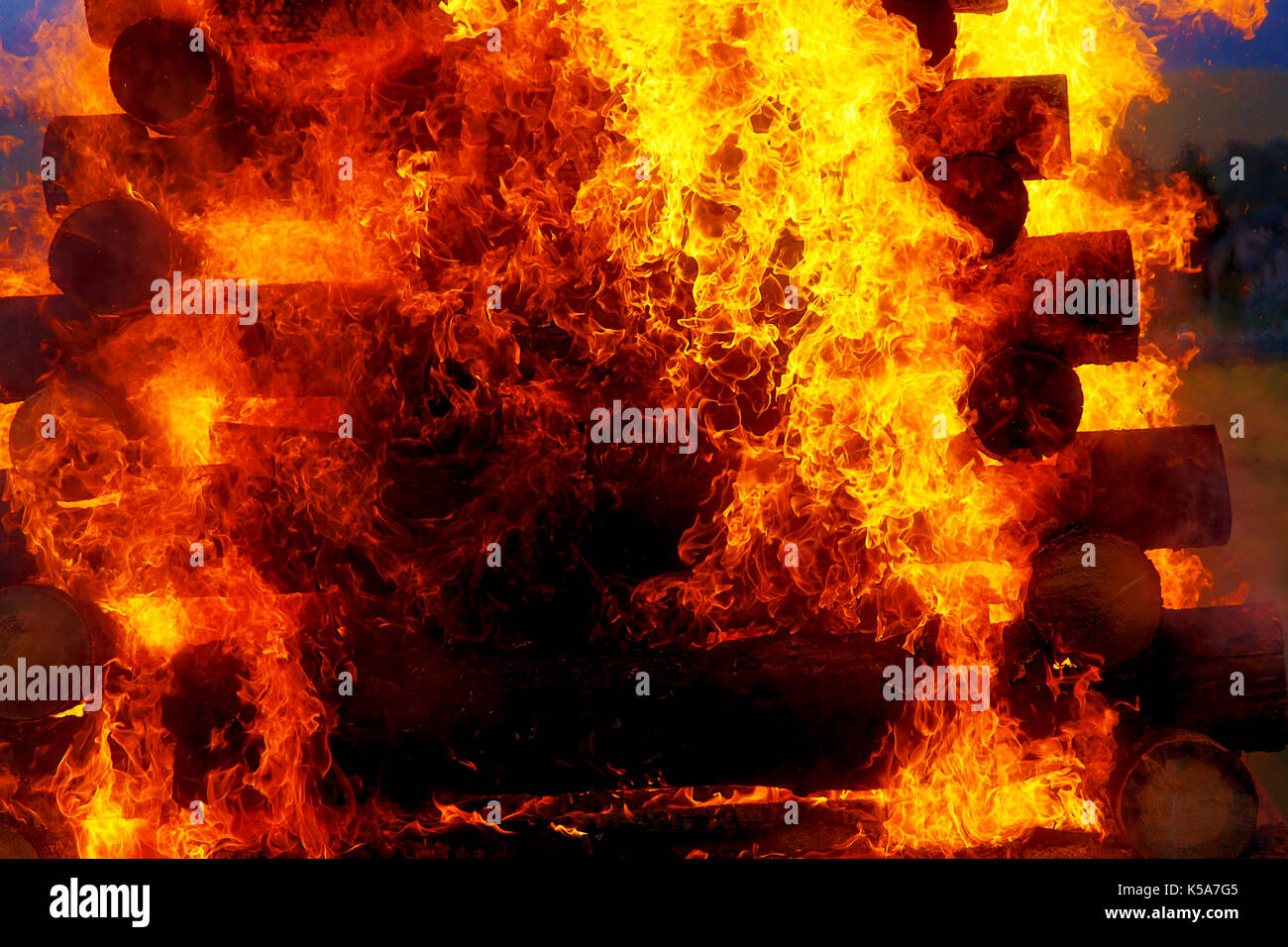 beautiful structure of burning logs and flames of great bonfire Stock ...
