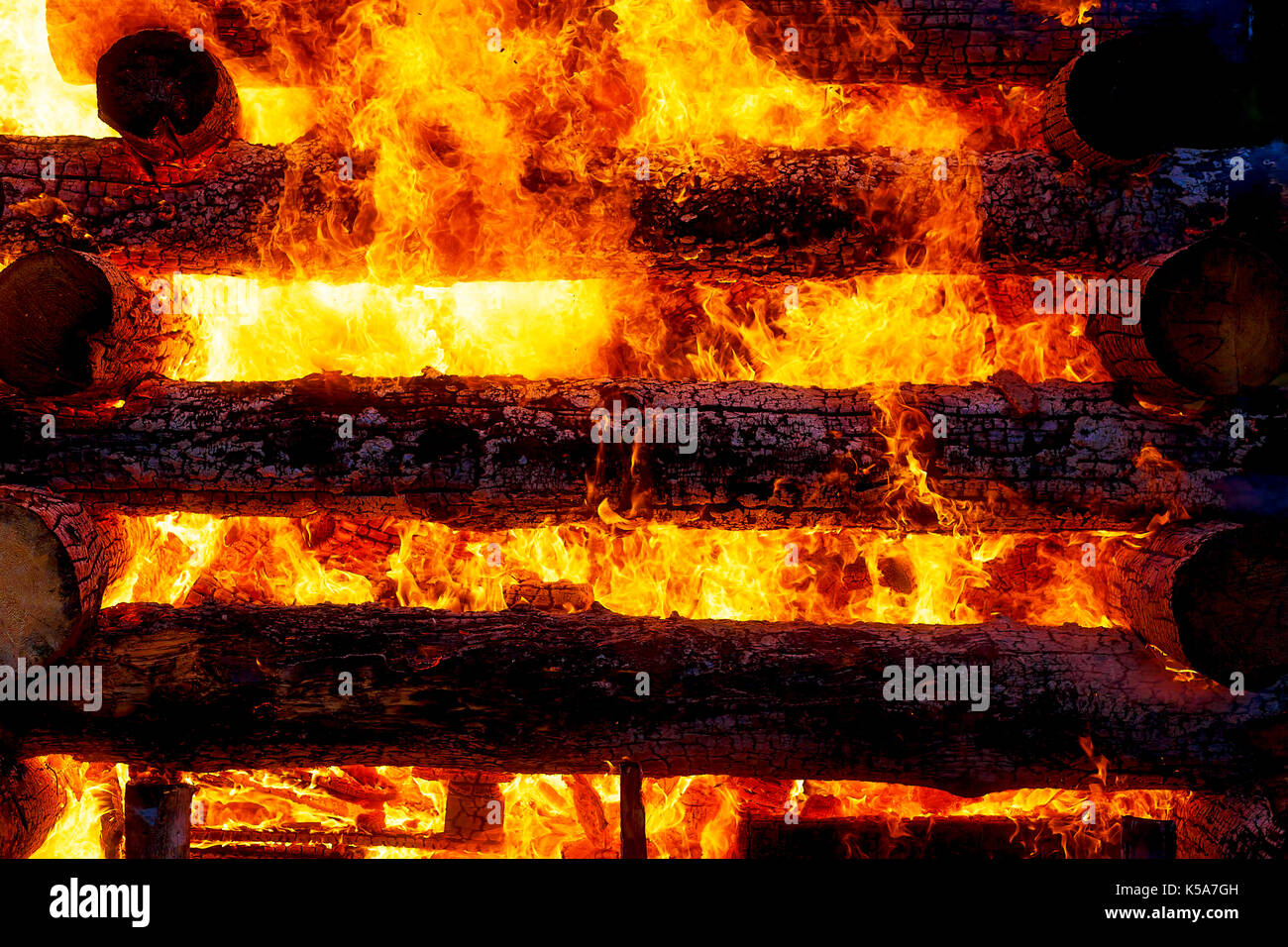 beautiful structure of burning logs and flames of great bonfire Stock ...