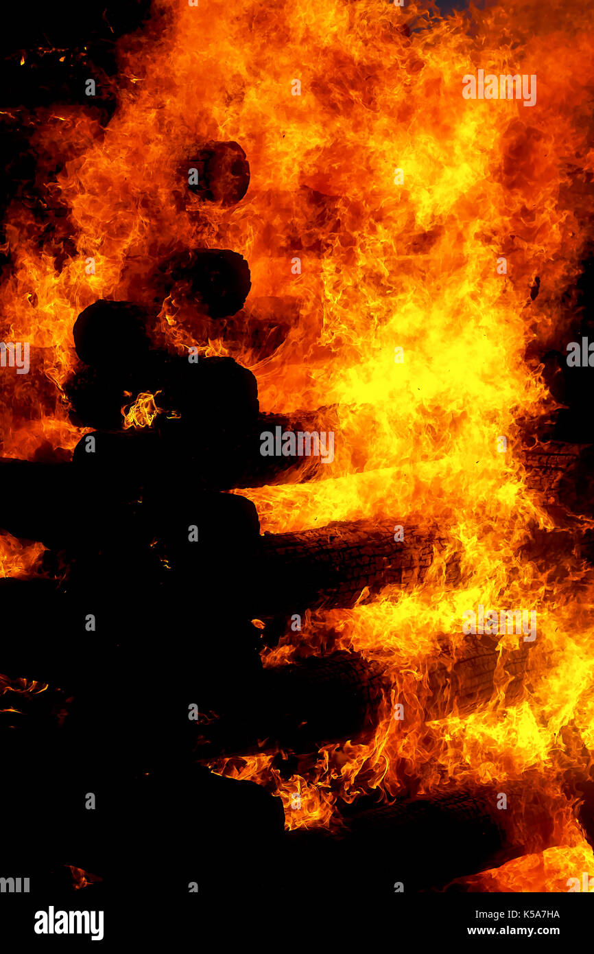 beautiful structure of burning logs and flames of great bonfire Stock ...