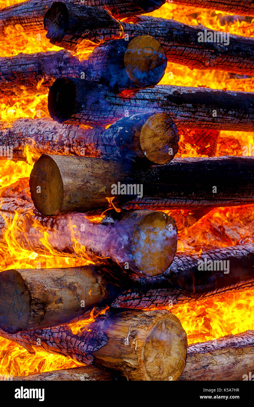 beautiful structure of burning logs and flames of great bonfire Stock ...