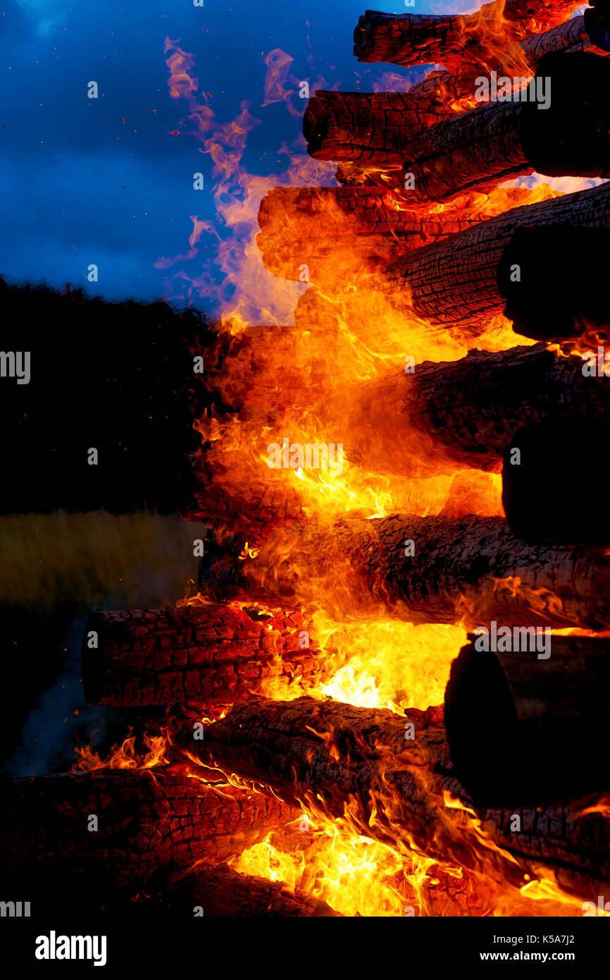beautiful structure of burning logs and flames of great bonfire Stock ...