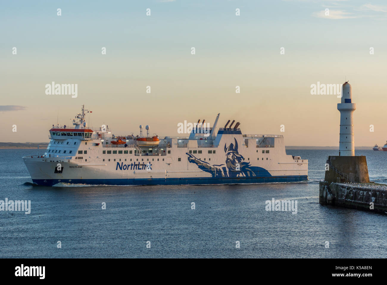 Tug boat in aberdeen harbour hi-res stock photography and images - Alamy
