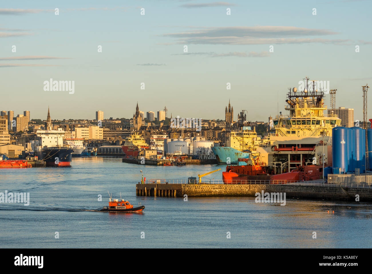 Aberdeen, Scotland, UK, August 30th 2017. Aberdeen harbour basin, ships ...