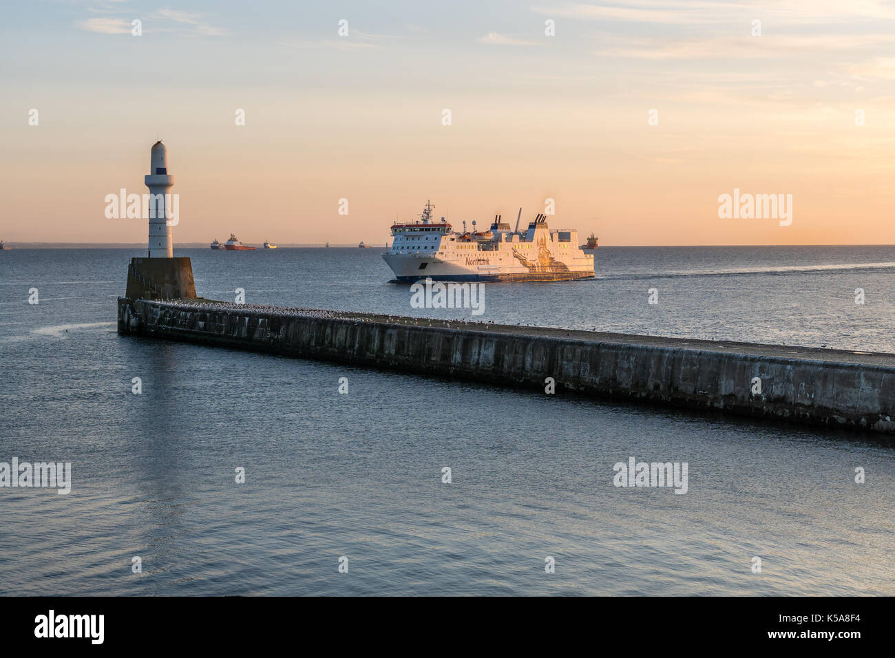 Tug boat in aberdeen harbour hi-res stock photography and images - Alamy