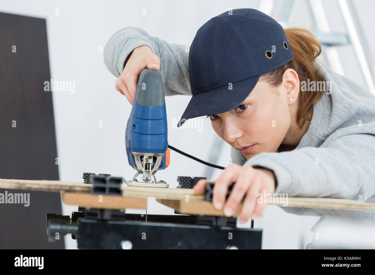 Carpenter using band saw hi-res stock photography and images - Alamy