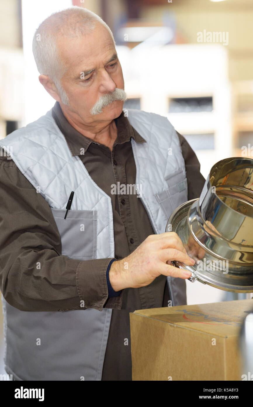Man packing warehouse shelf hi-res stock photography and images - Alamy