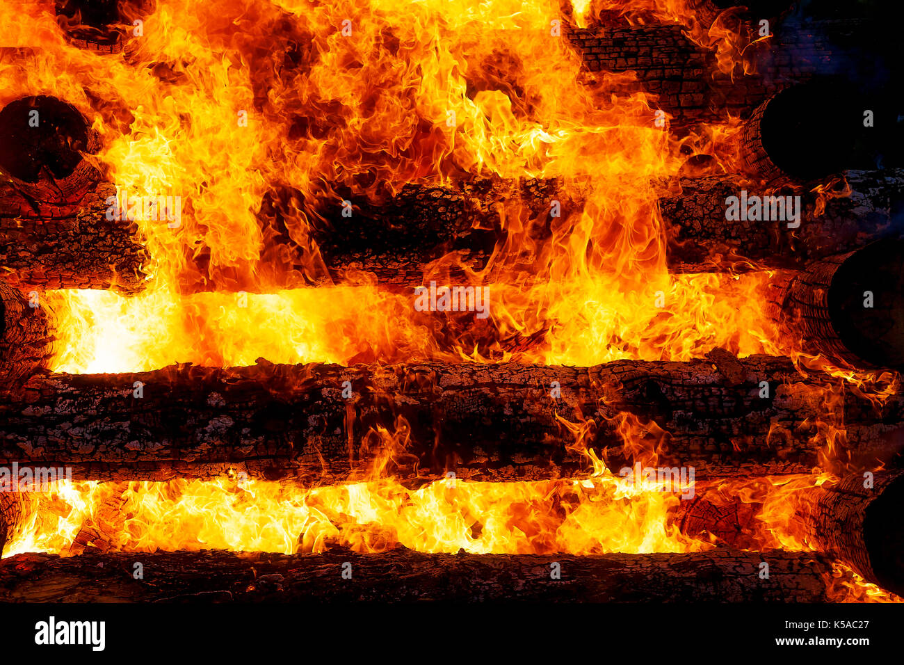 Log fire ablaze hi-res stock photography and images - Alamy