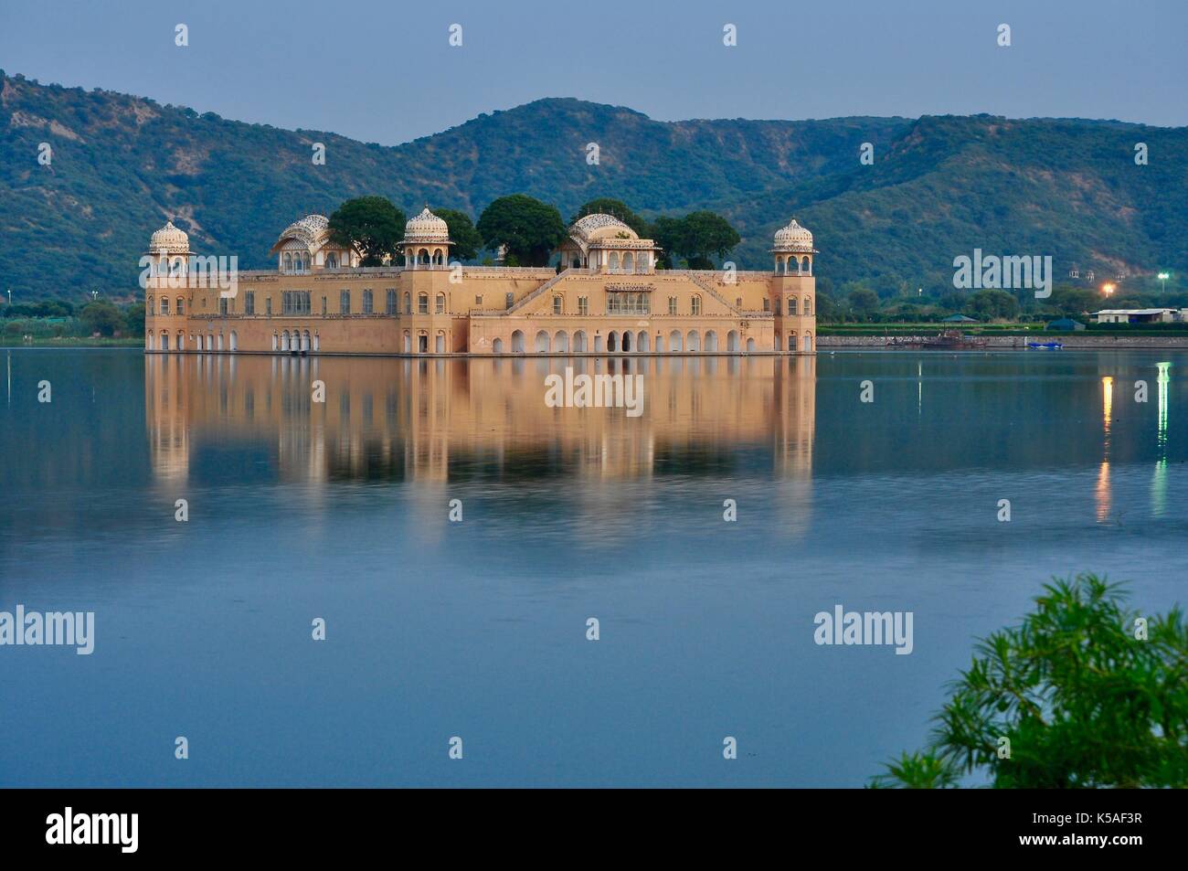 The beautiful lake palace(JAL MAHAL) in Jaipur Stock Photo - Alamy