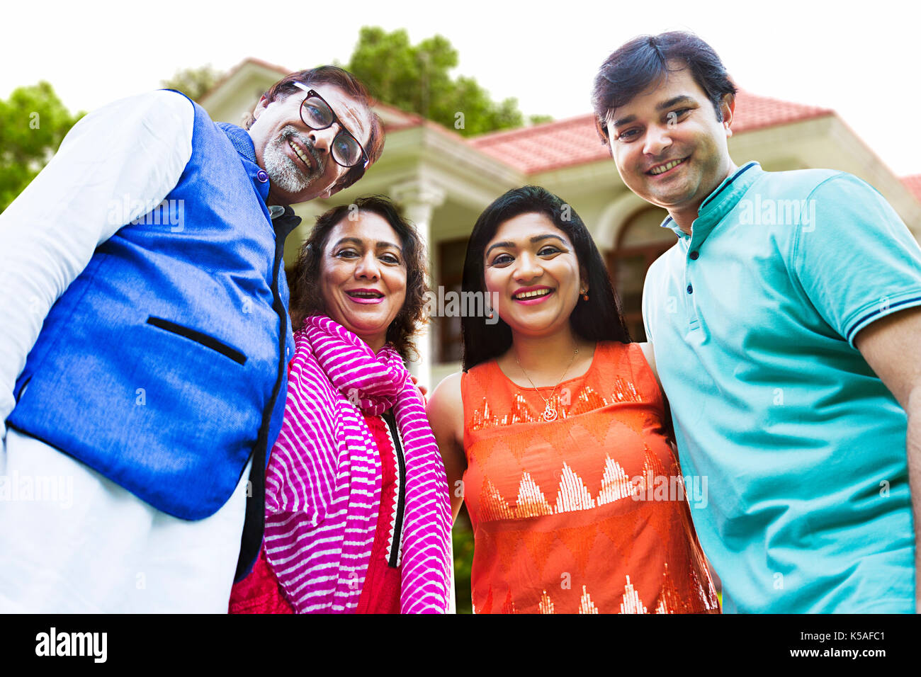 Man standing behind woman hi-res stock photography and images - Alamy