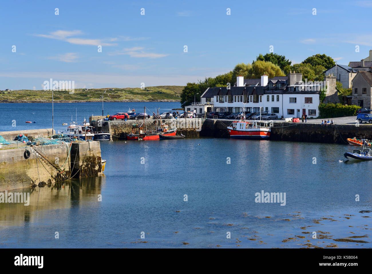 Fishing boats in Roundstone harbour in Connemara, County Galway ...