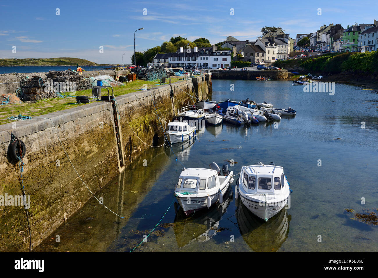 Roundstone harbour galway hi-res stock photography and images - Alamy
