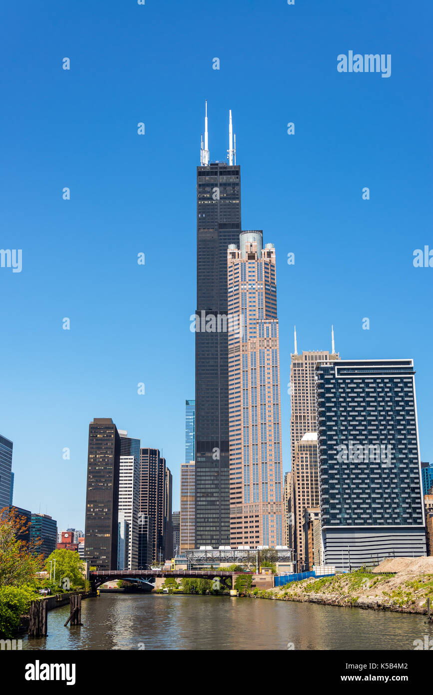 Vertical view of skyscrapers in Chicago including Sears Tower Stock ...