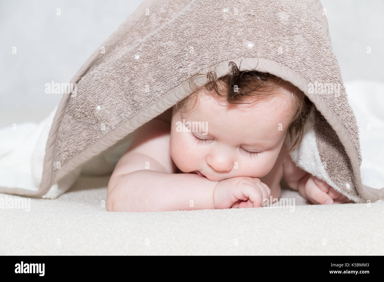 Child girl cover face hi-res stock photography and images - Alamy