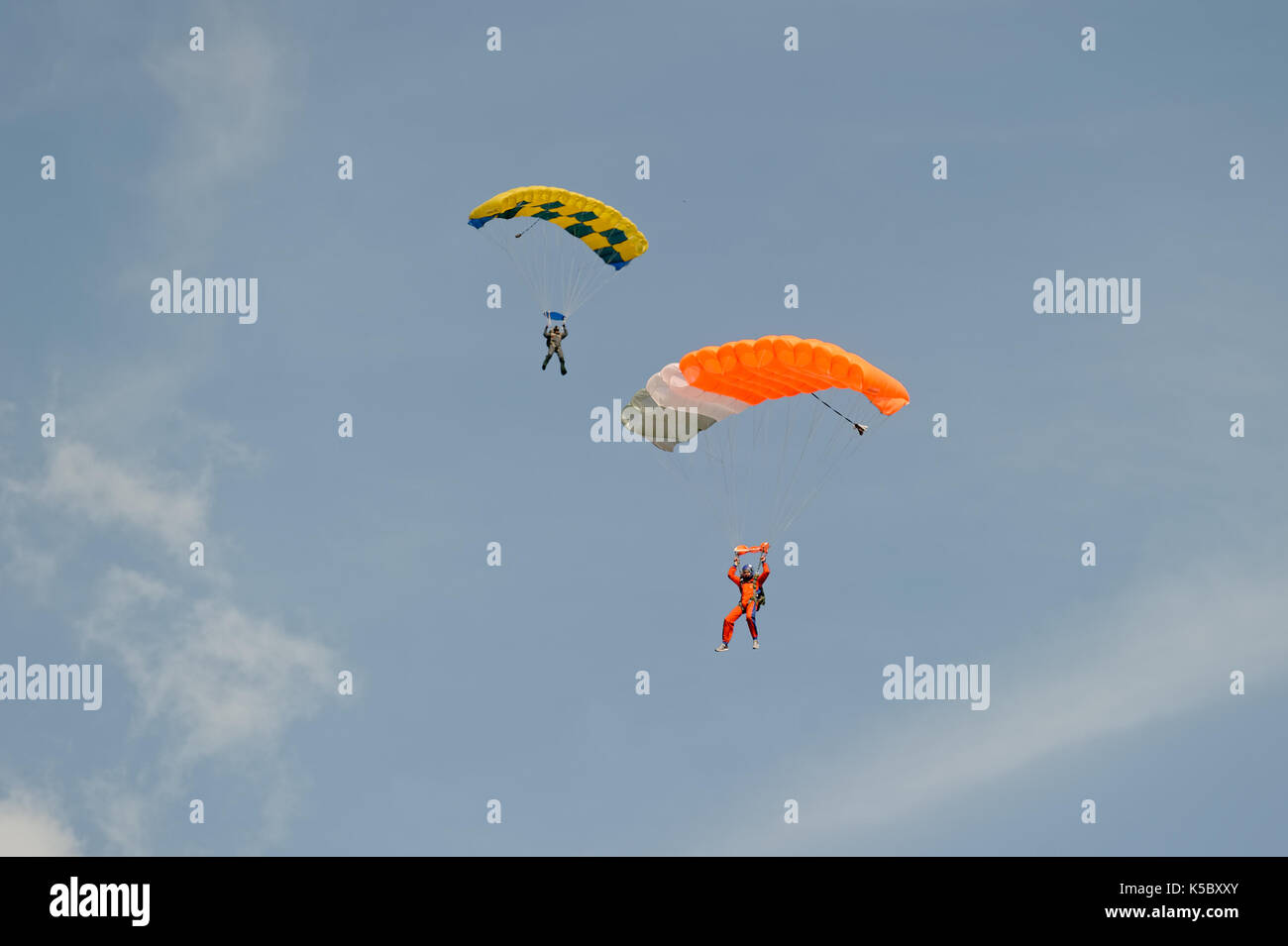 Parachuter in the air hi-res stock photography and images - Alamy