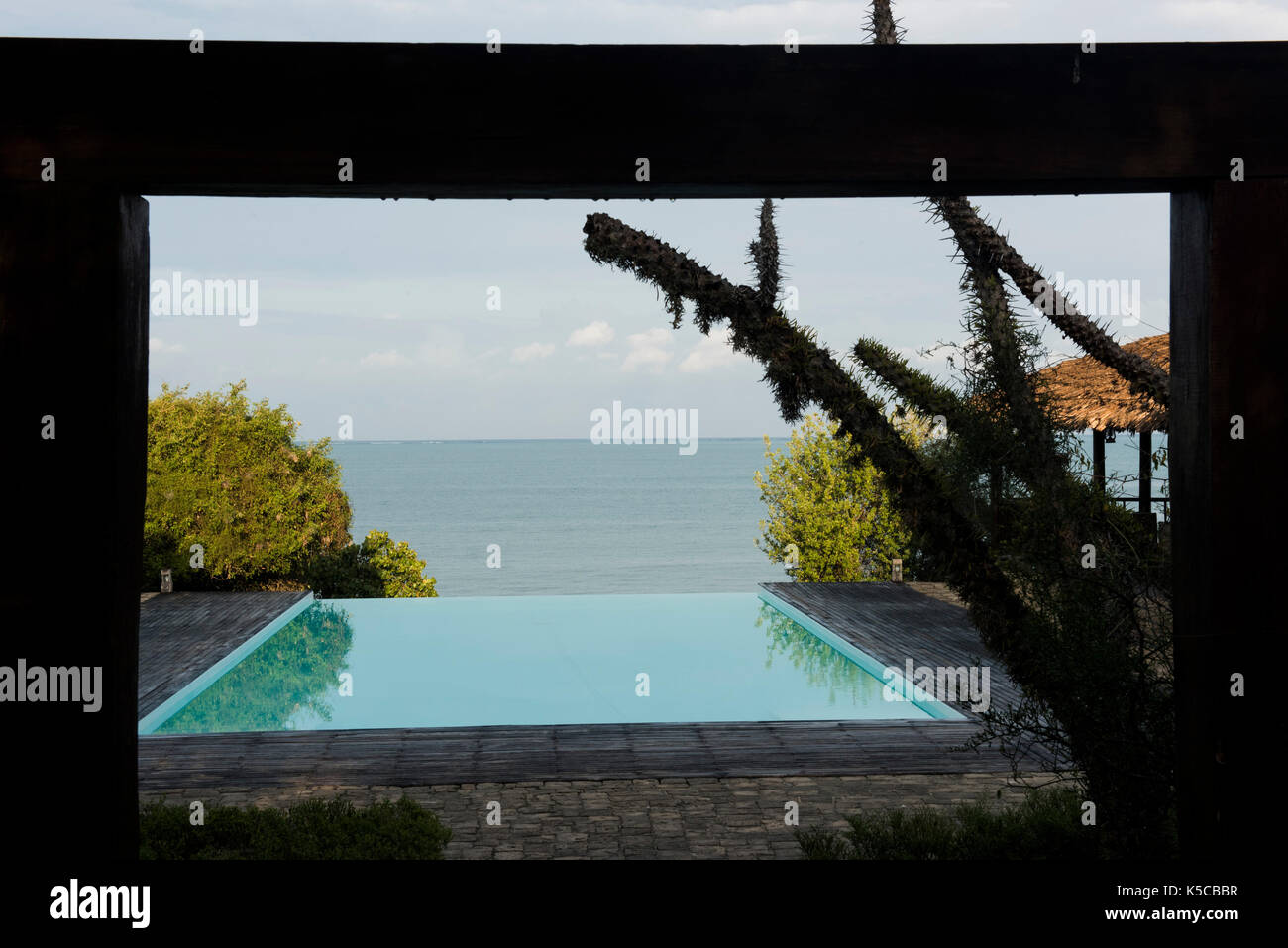 Infinity swimming pool hi-res stock photography and images - Alamy