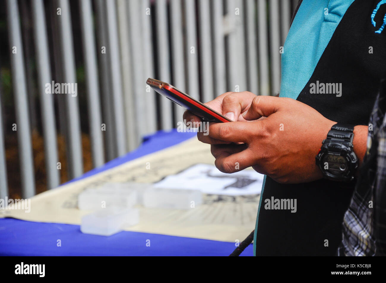 Man using camera in public hi-res stock photography and images - Alamy