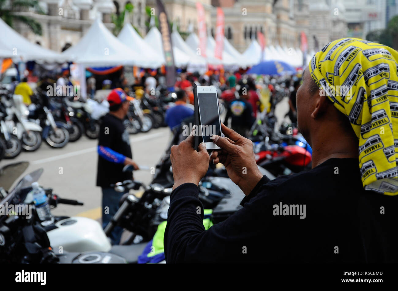 Man using camera in public hi-res stock photography and images - Alamy