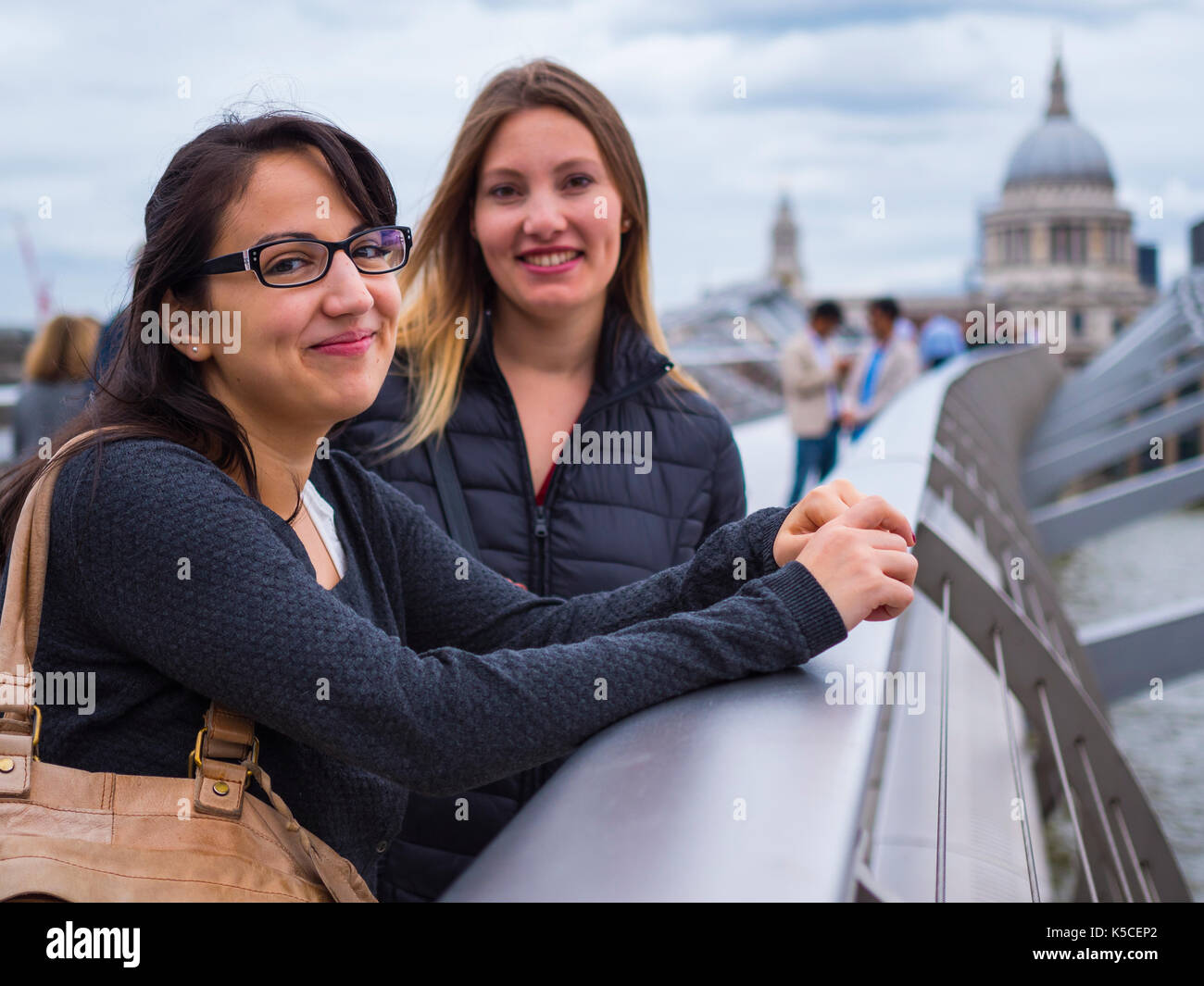 Two girls visit London and enjoy the trip and sightseeing Stock Photo ...