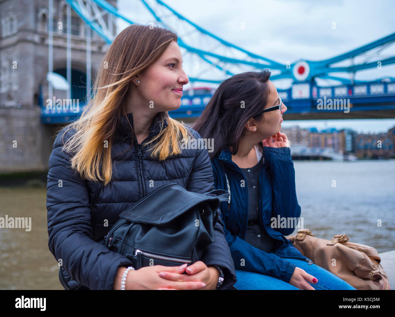 Two girls on a city trip to London - relax at the Tower Bridge Stock ...