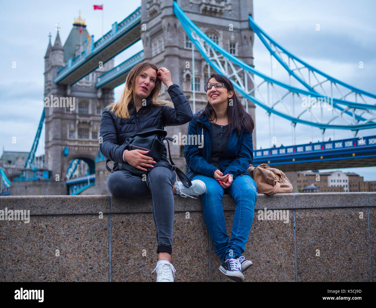 Two girls on a city trip to London - relax at the Tower Bridge Stock ...