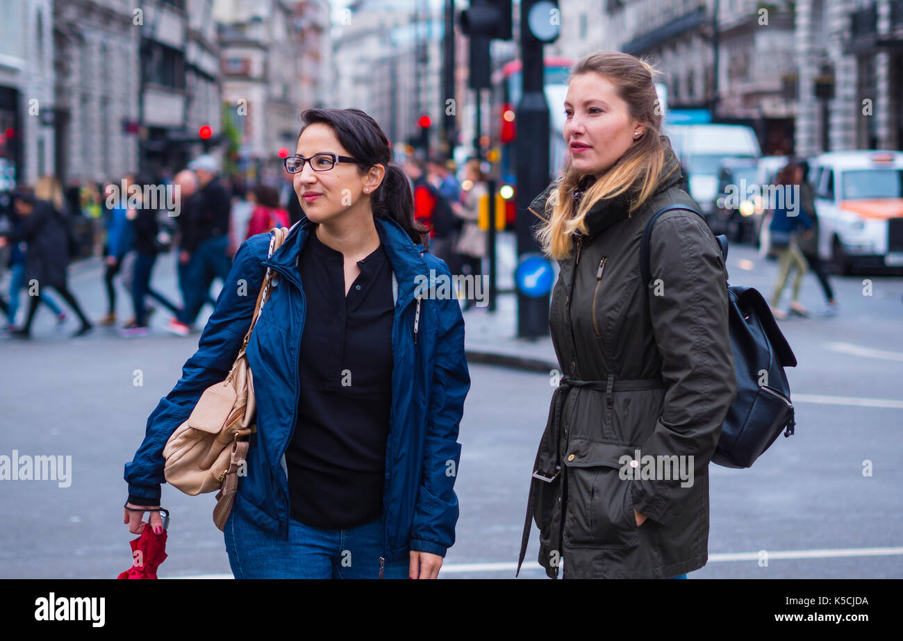 Two girls visit London and enjoy the trip and sightseeing Stock Photo ...