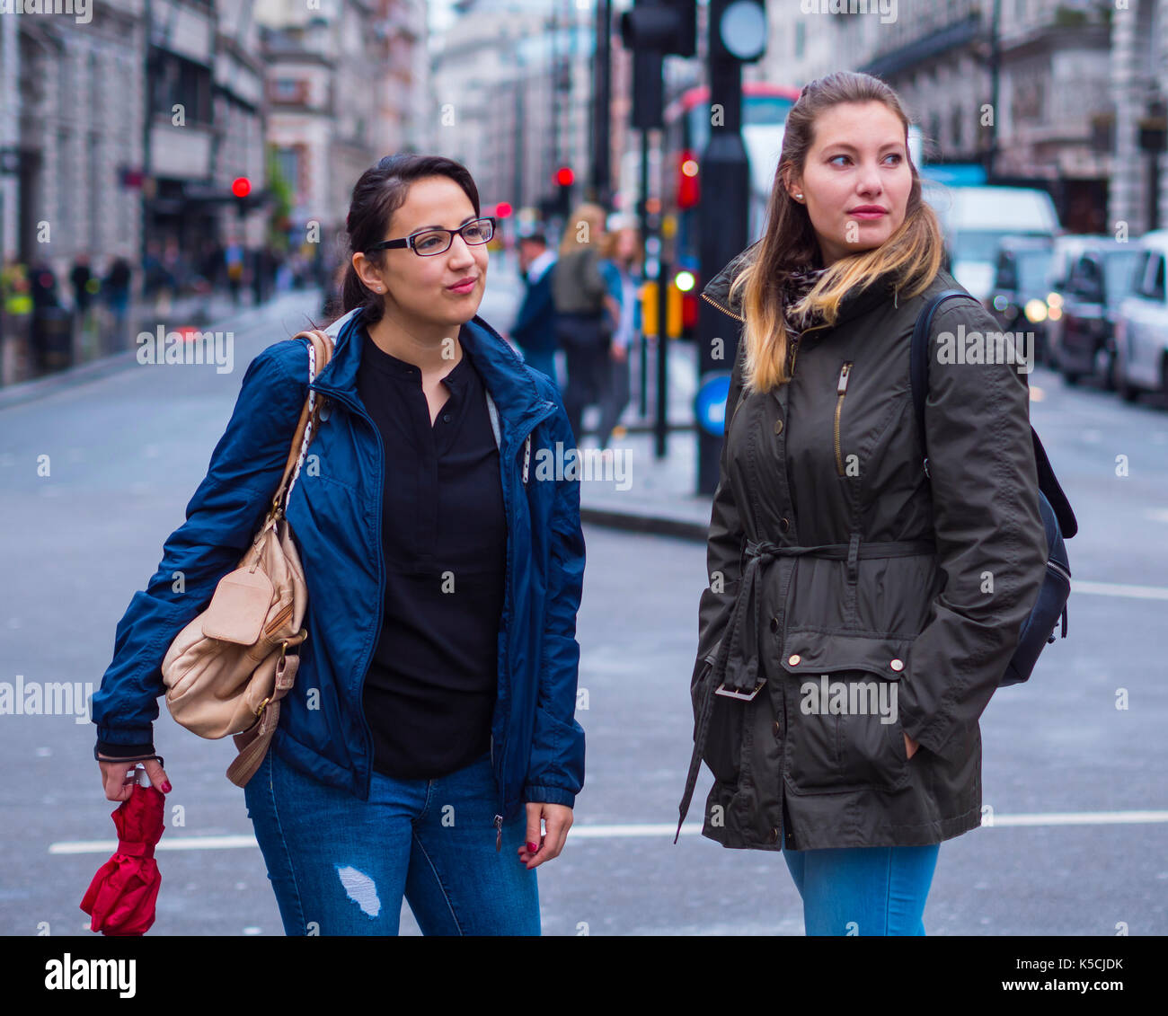 Two girls visit London and enjoy the trip and sightseeing Stock Photo ...