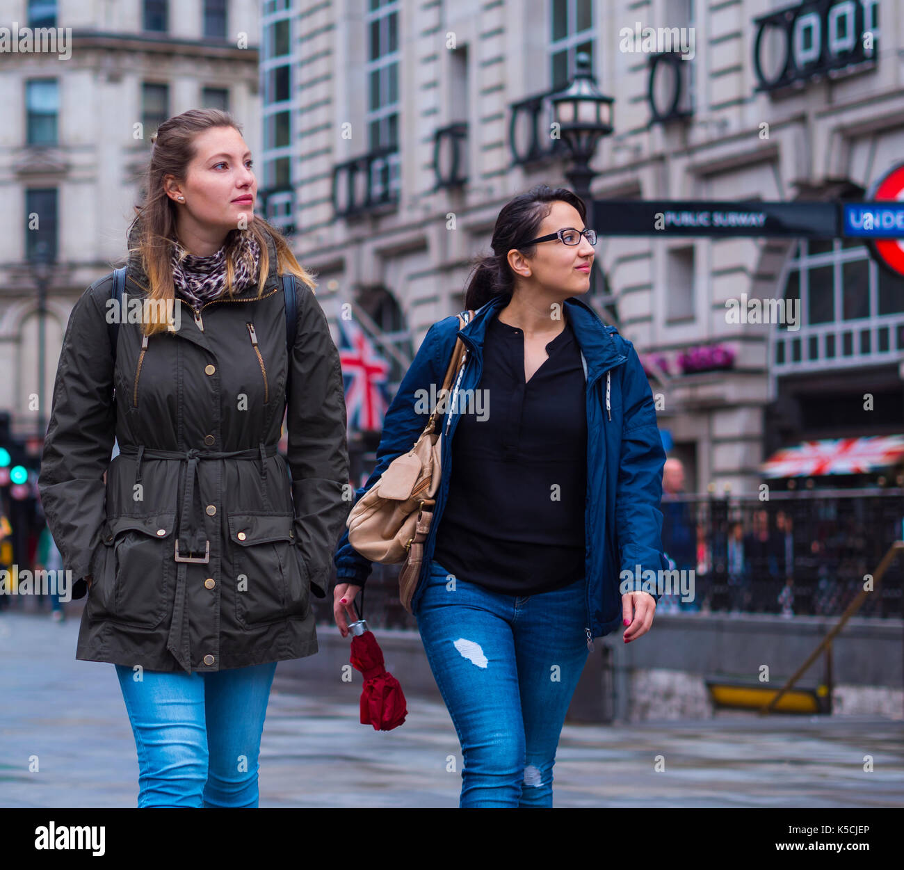 Two girls on a sightseeing trip to London Stock Photo - Alamy