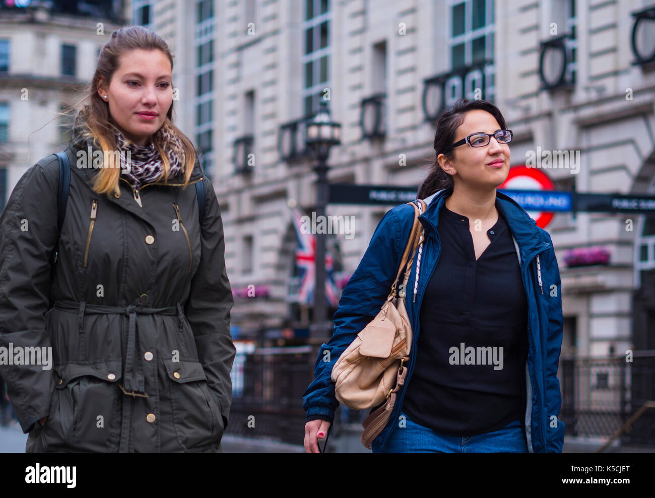 Two girls visit London and enjoy the trip and sightseeing Stock Photo ...