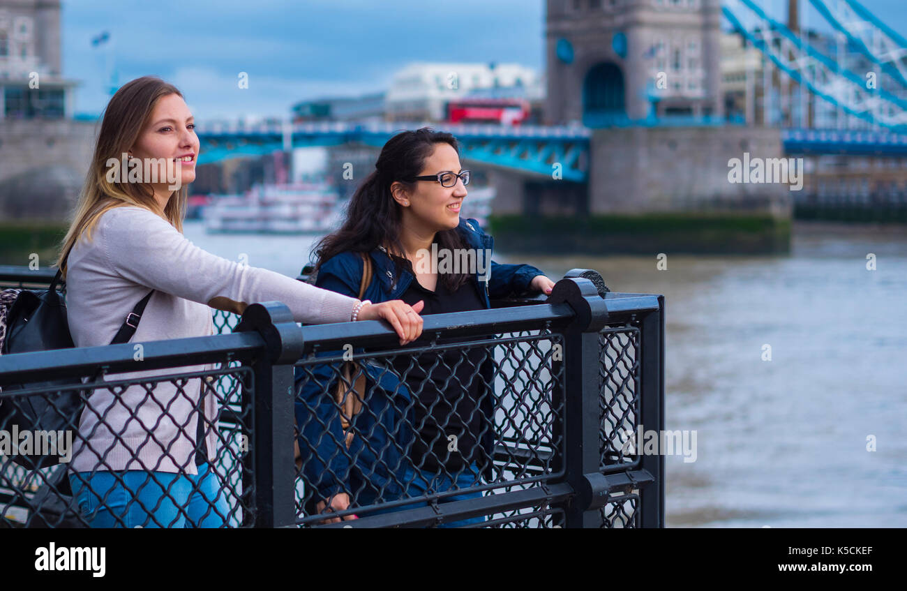 Two girls visit London and enjoy the trip and sightseeing Stock Photo ...
