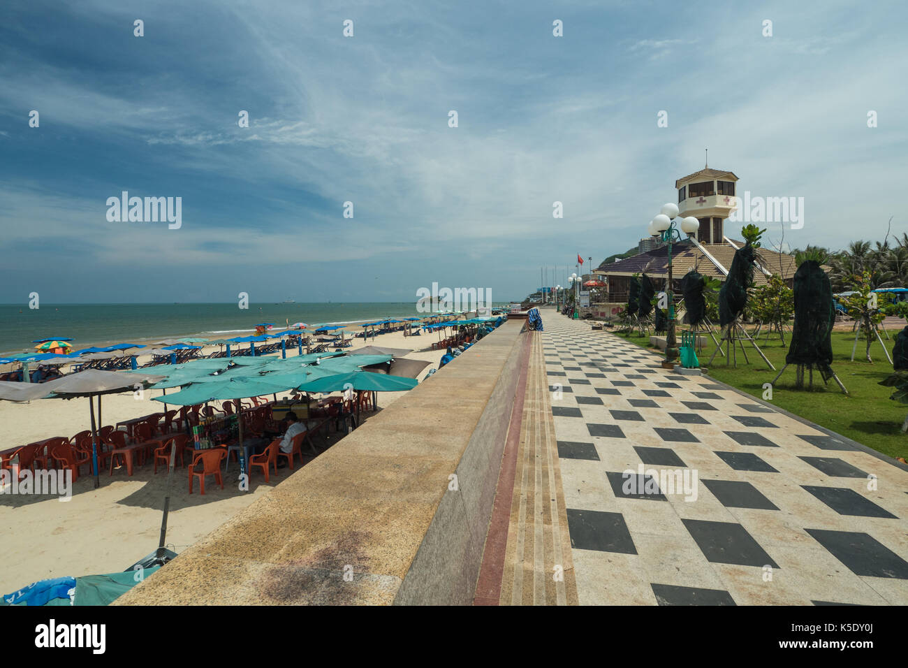 Checkered footpath hi-res stock photography and images - Alamy
