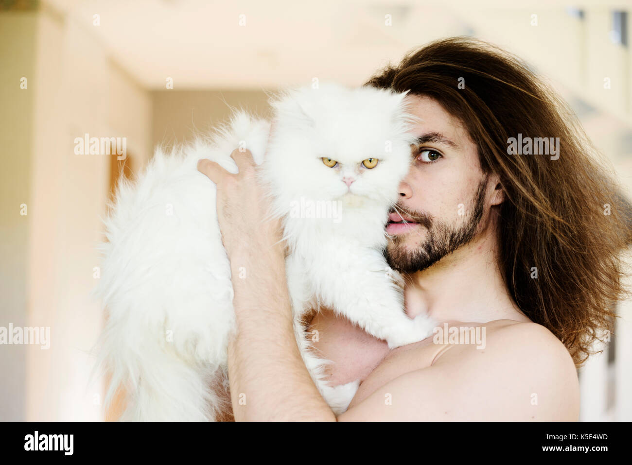 Man holding kitty Stock Photo - Alamy