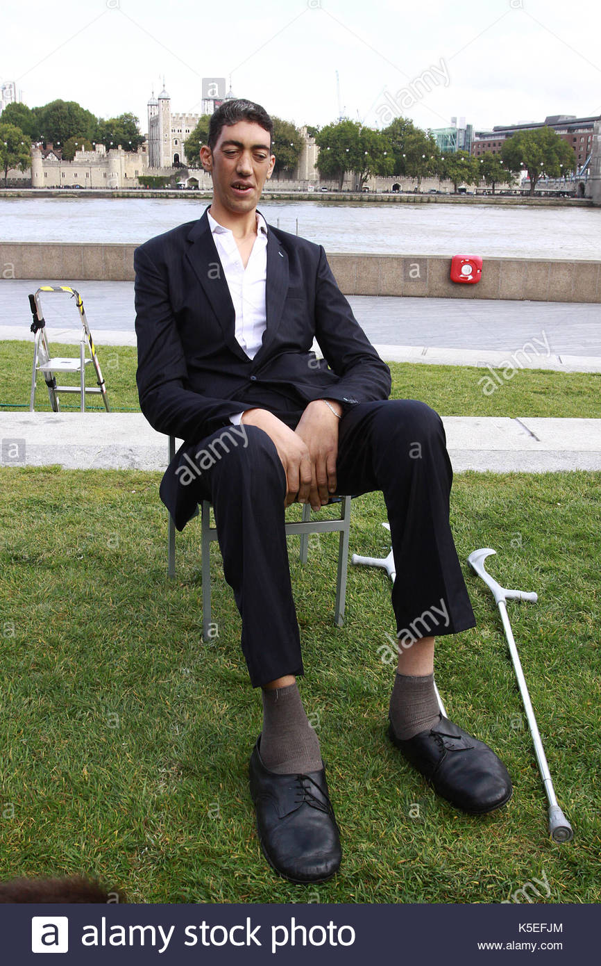 Worlds Tallest Man Sultan Kosen Stock Photos & Worlds Tallest Man ...